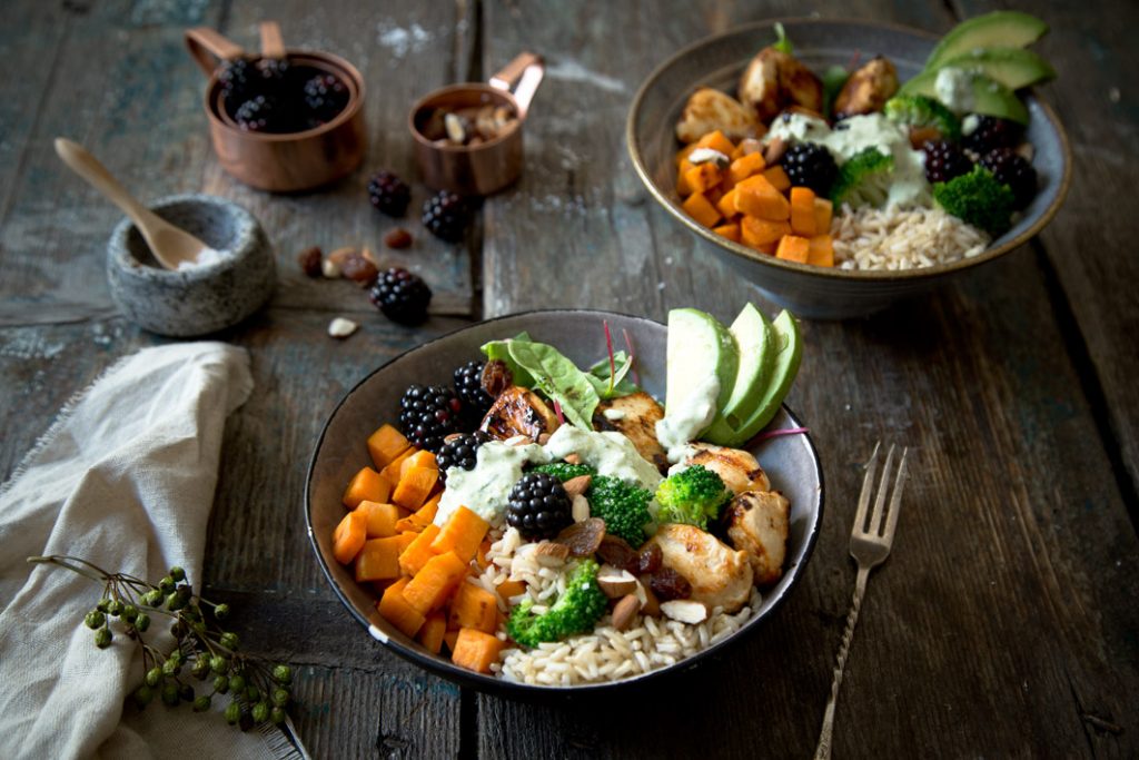 Lunch Bowl mit Avocado und Süßkartoffel | Foodlovin'